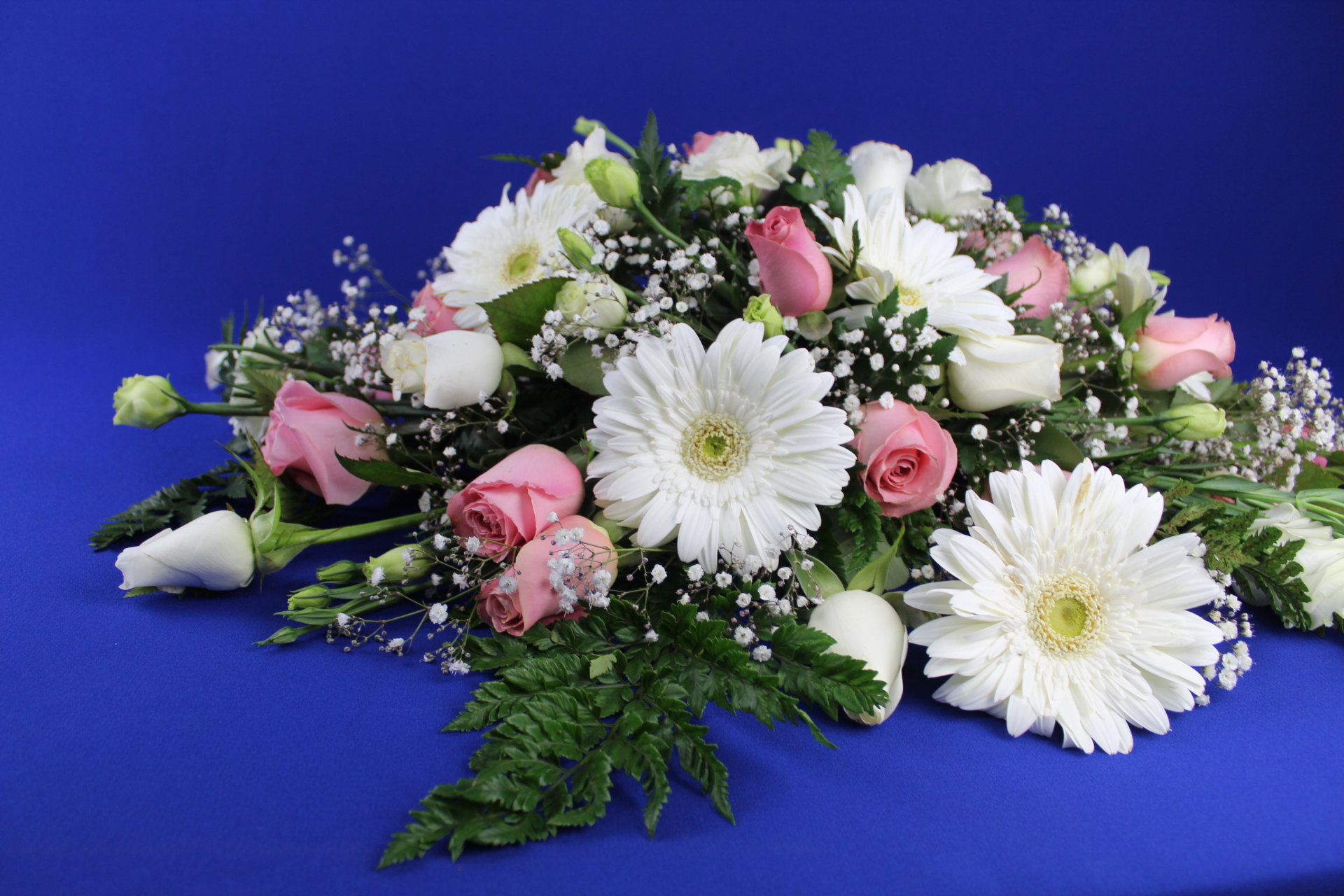 Centro de Mesa con Rosa Hermosa, Gerbera Blanca y Rosa Blanca – Flores ...