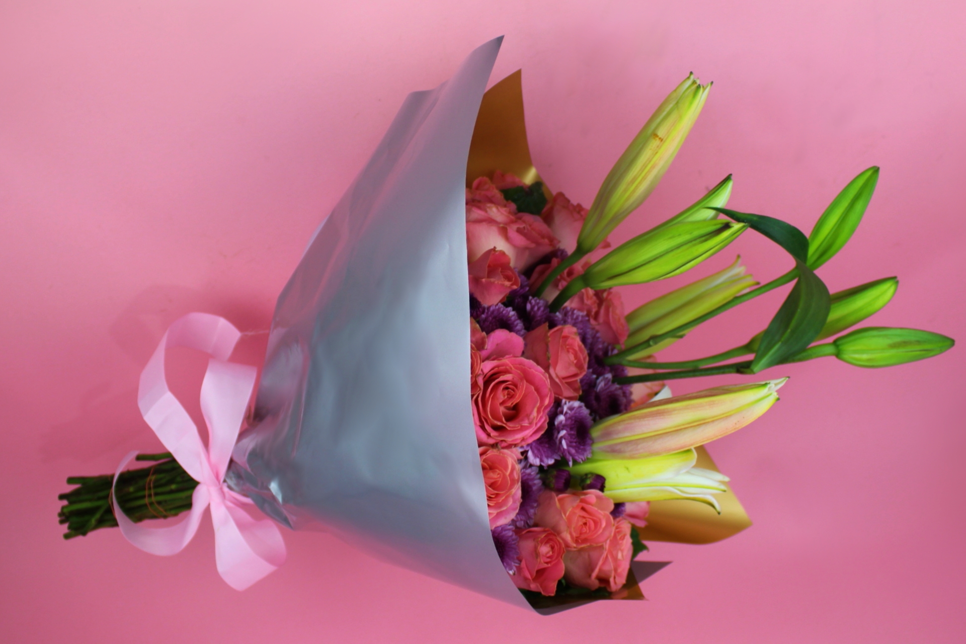 Bouquet de 24 Rosas Hermosas, Stargazer y Moreliana